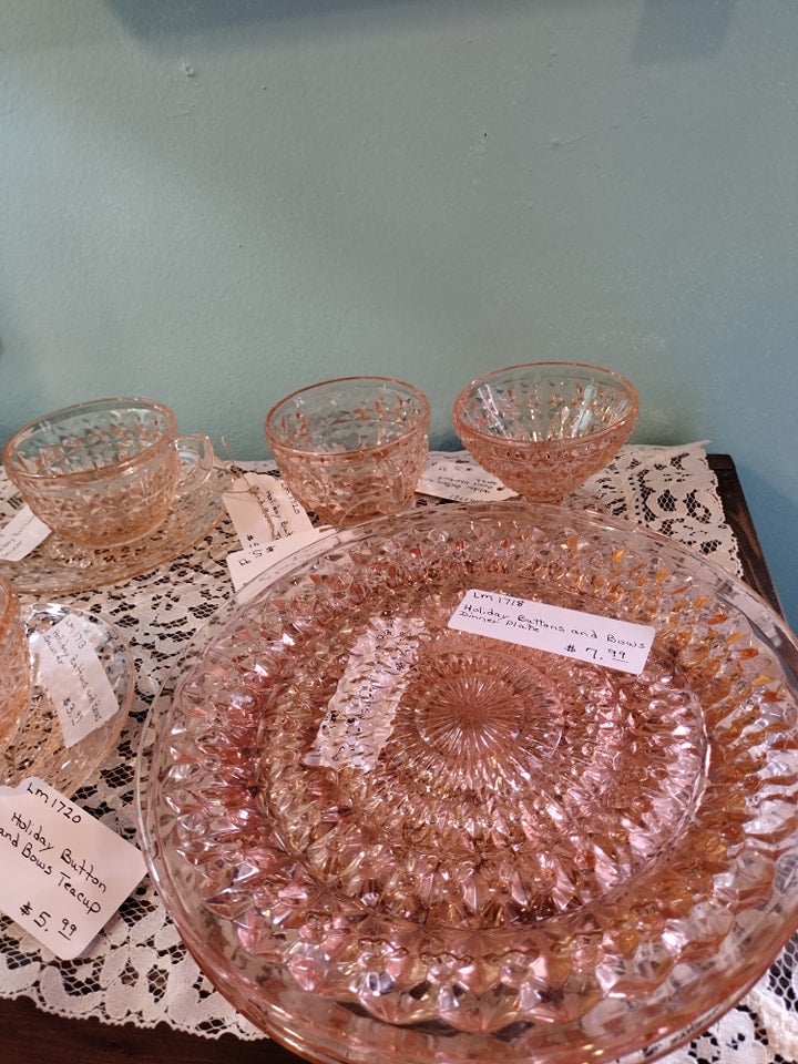 LM1718 - HOLIDAY BUTTONS AND BOWS DINNER PLATE | Vintage Vibe Home